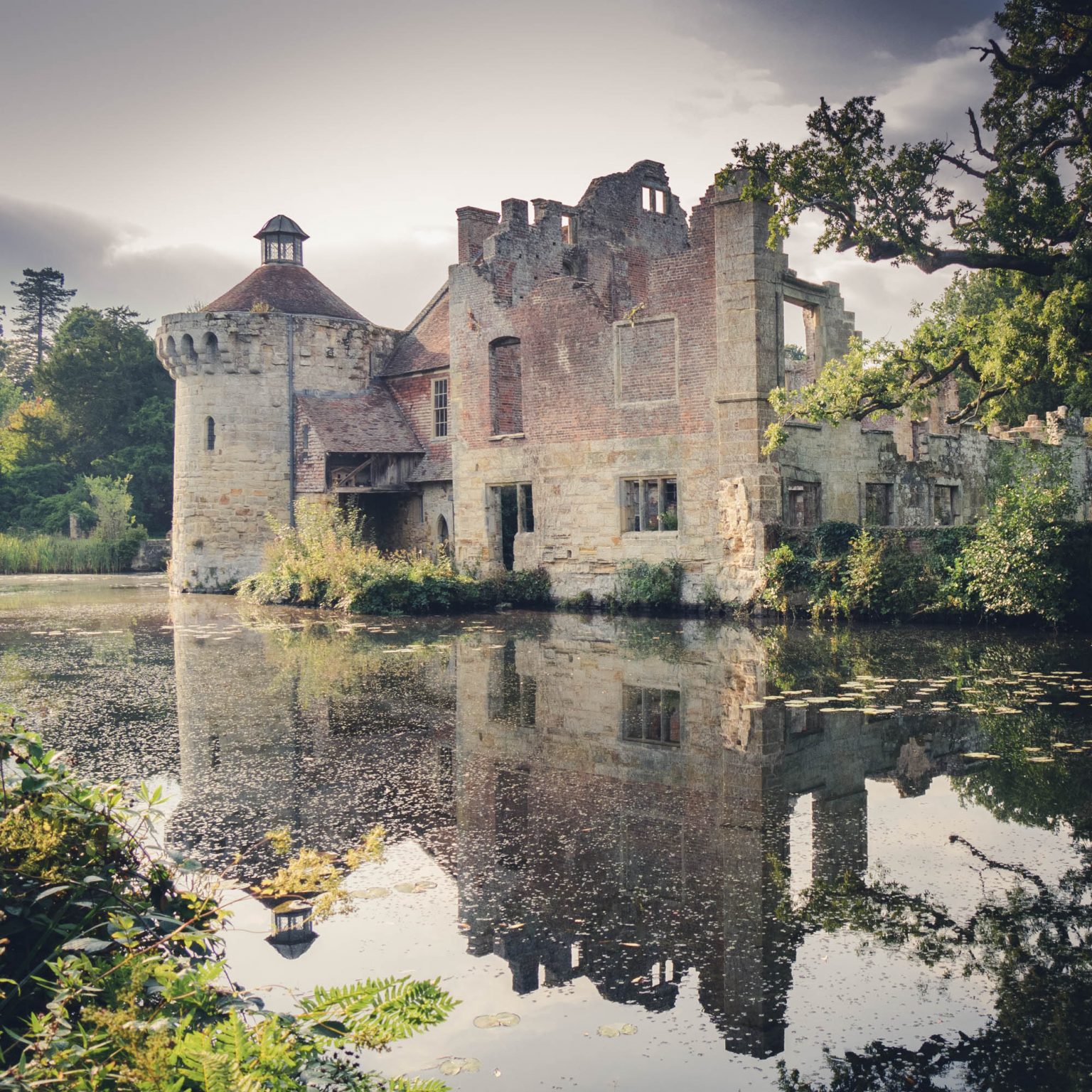 Visiting Scotney Castle in autumn | When I Grow Up